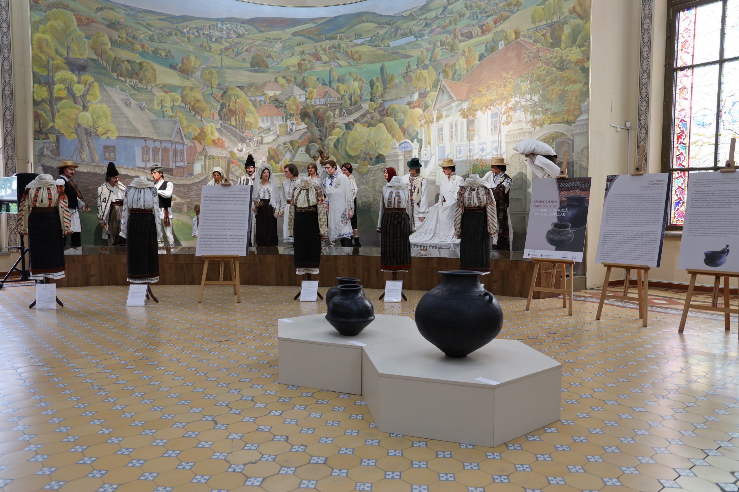 Expoziție ,,Similitudini simbolice în ceramica tracică și portul popular”