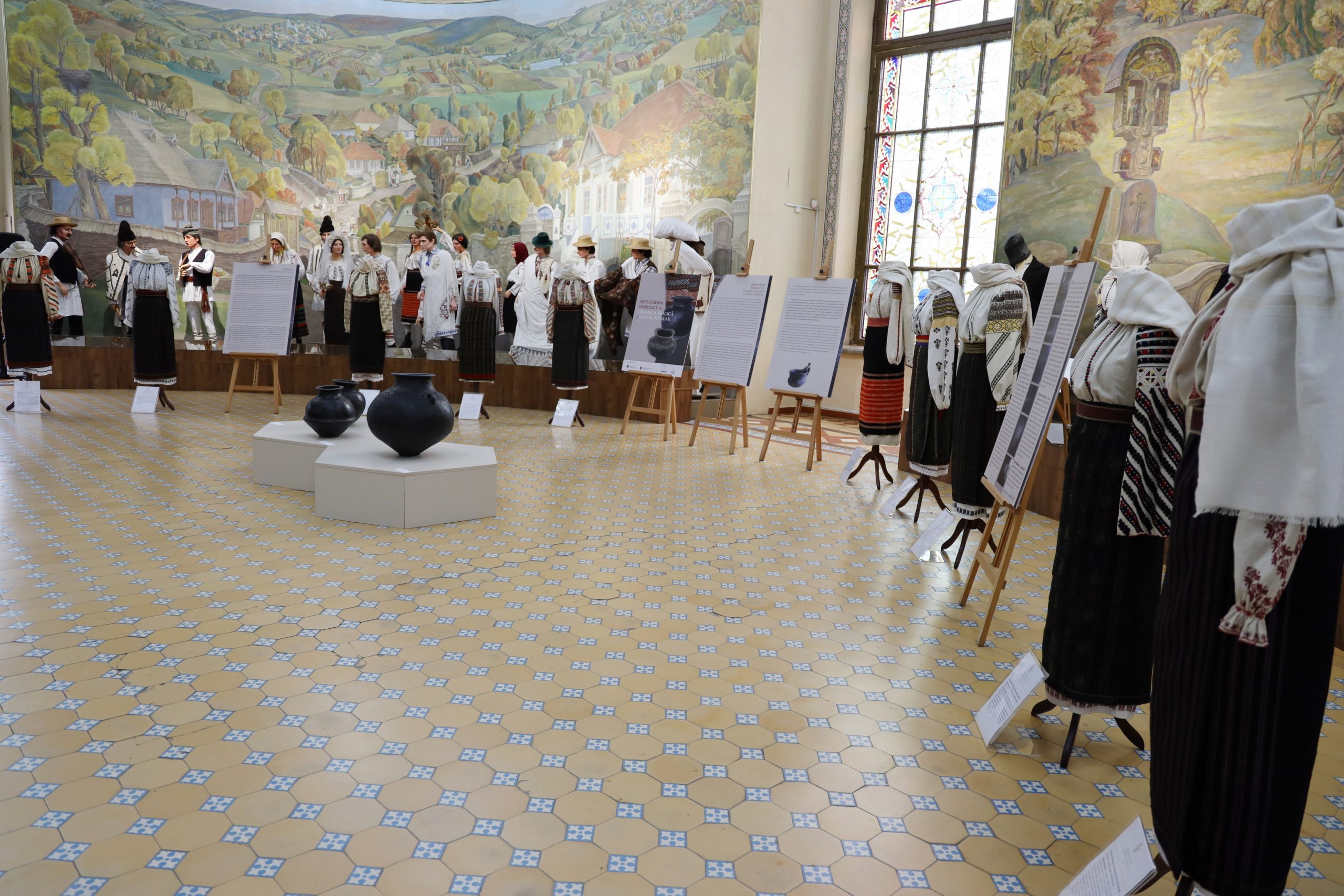 Expoziție ,,Similitudini simbolice în ceramica tracică și portul popular”