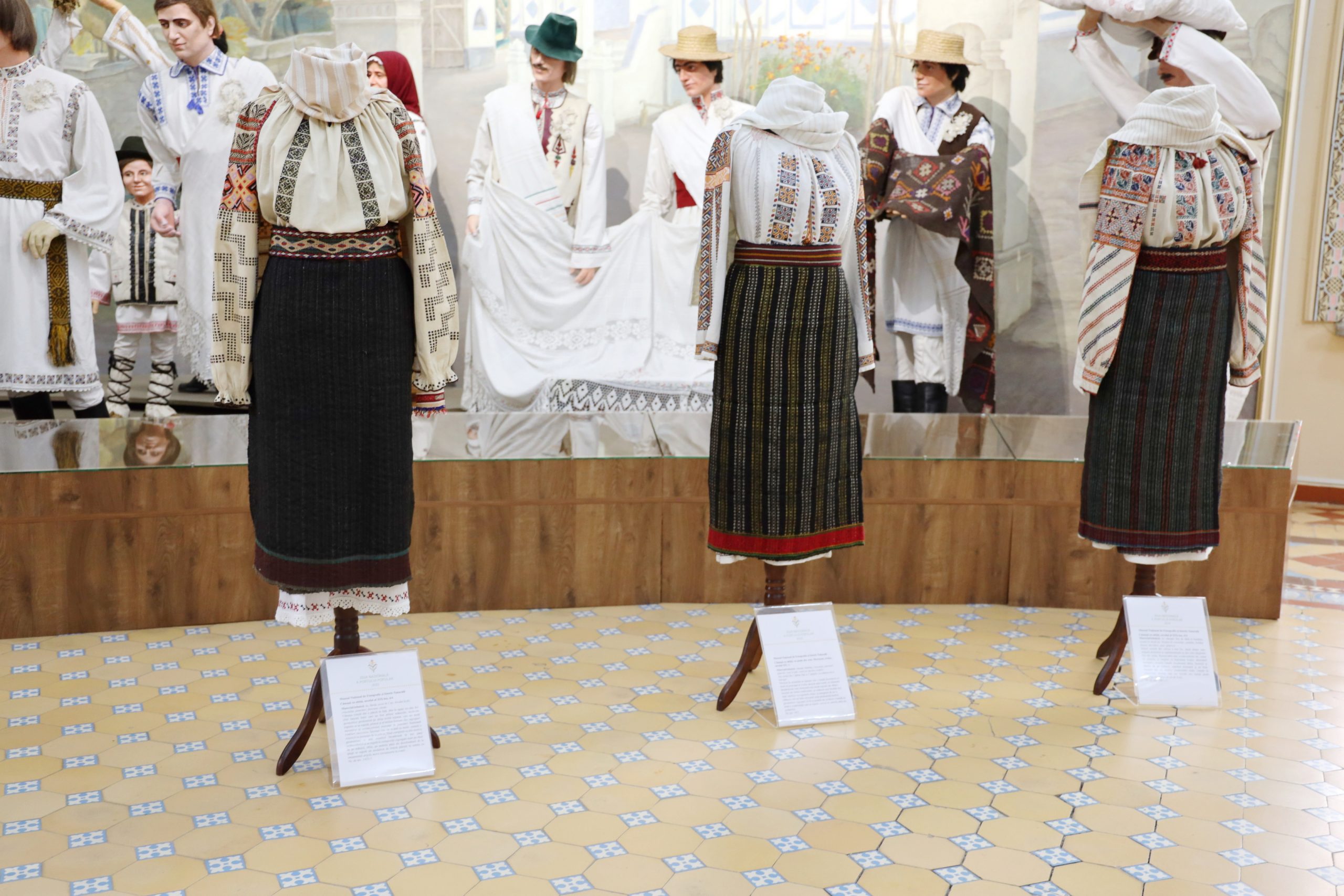 Expoziție ,,Similitudini simbolice în ceramica tracică și portul popular”