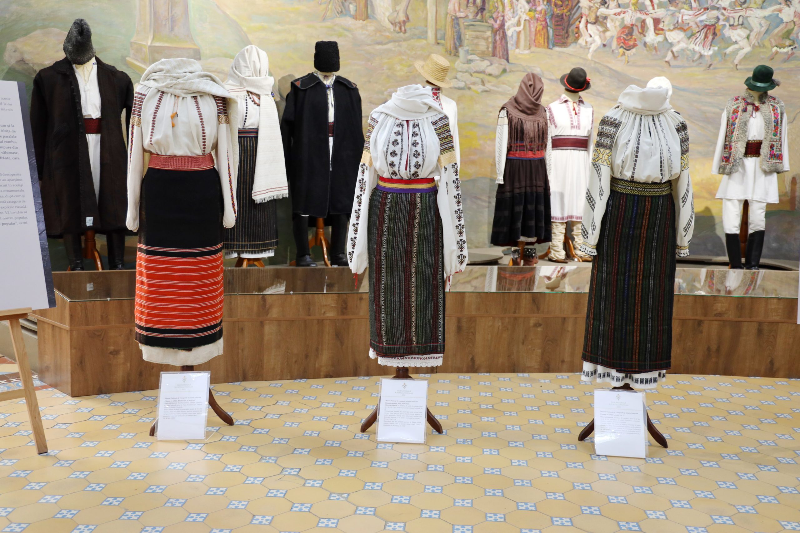 Expoziție ,,Similitudini simbolice în ceramica tracică și portul popular”
