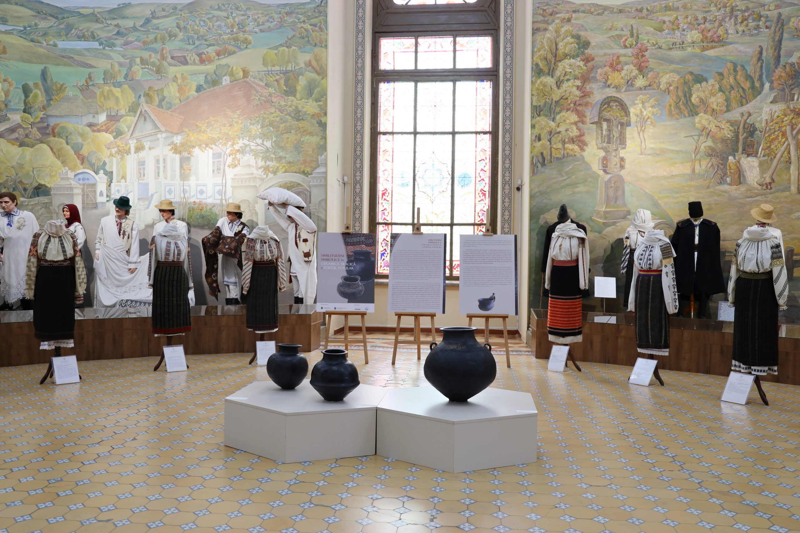 Expoziție ,,Similitudini simbolice în ceramica tracică și portul popular”