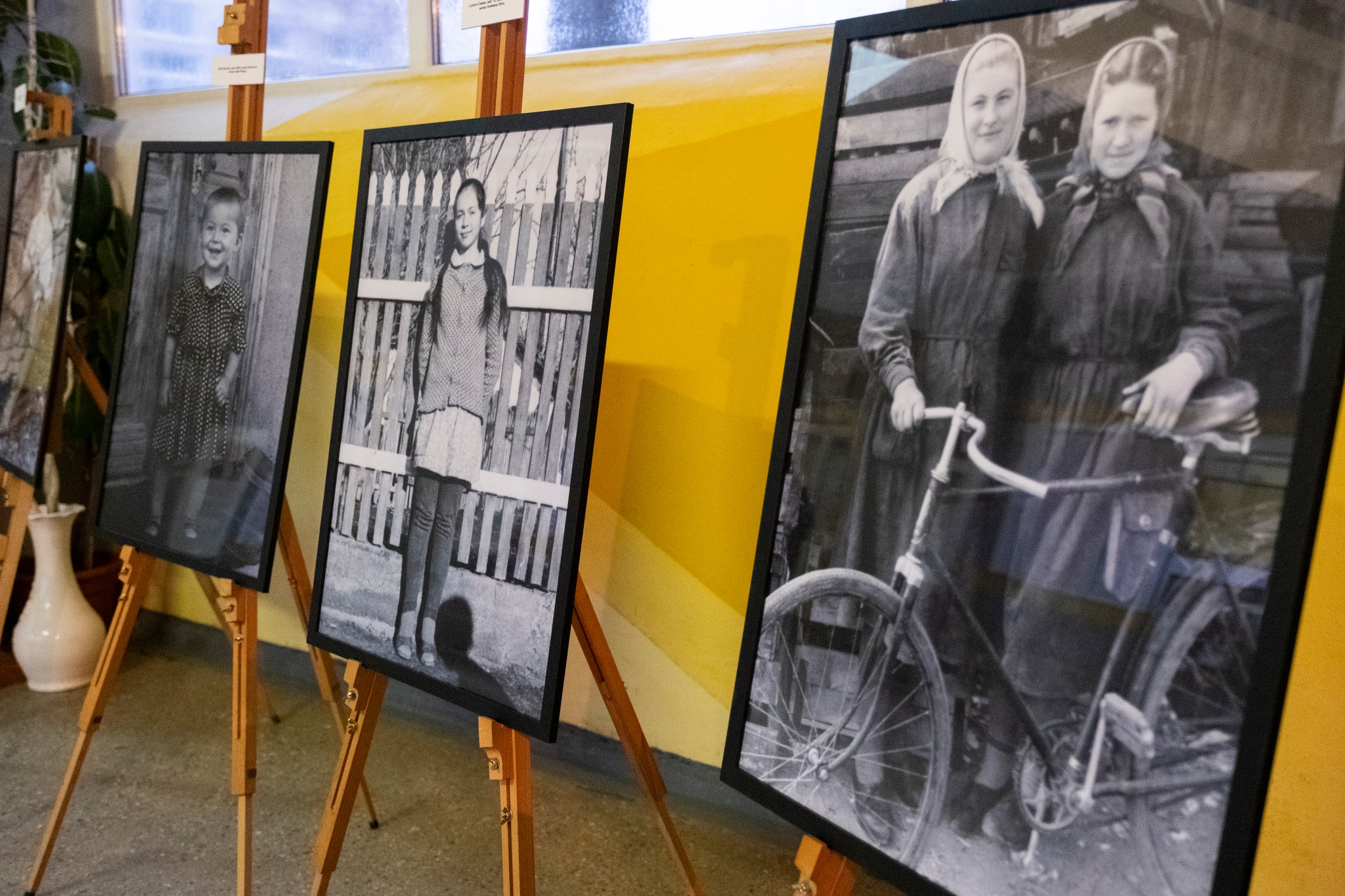 Vernisajul expoziției fotografice “Rama Albastră” la Bulboaca în cadrul ...